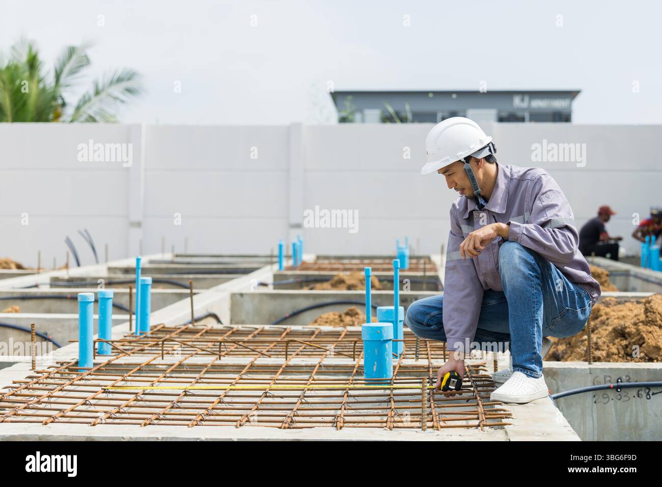 Asian construction engineer, Japanese builder worker male working ...