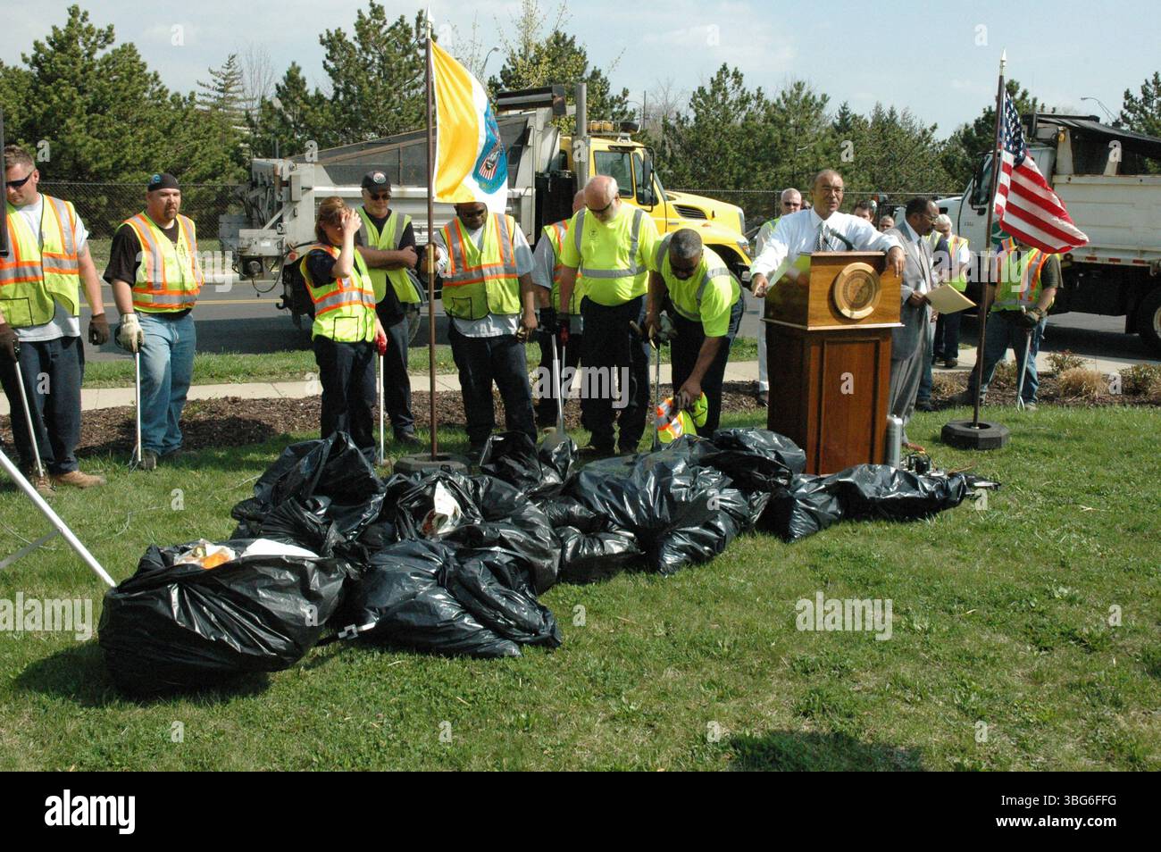 Trash pickup community service hi-res stock photography and images - Alamy