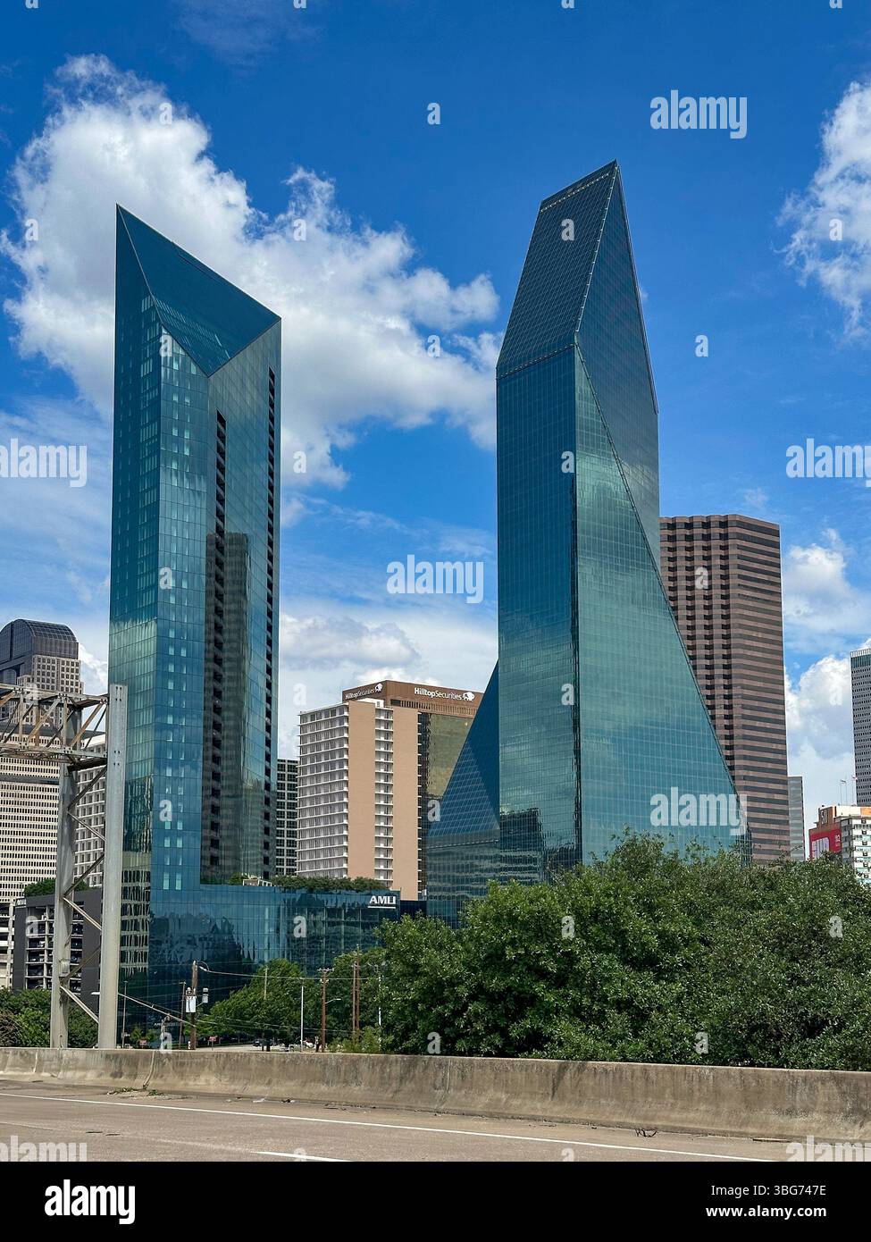 Dallas, TX, US - May 10, 2025: Fountain Place and AMLI apartments seen ...