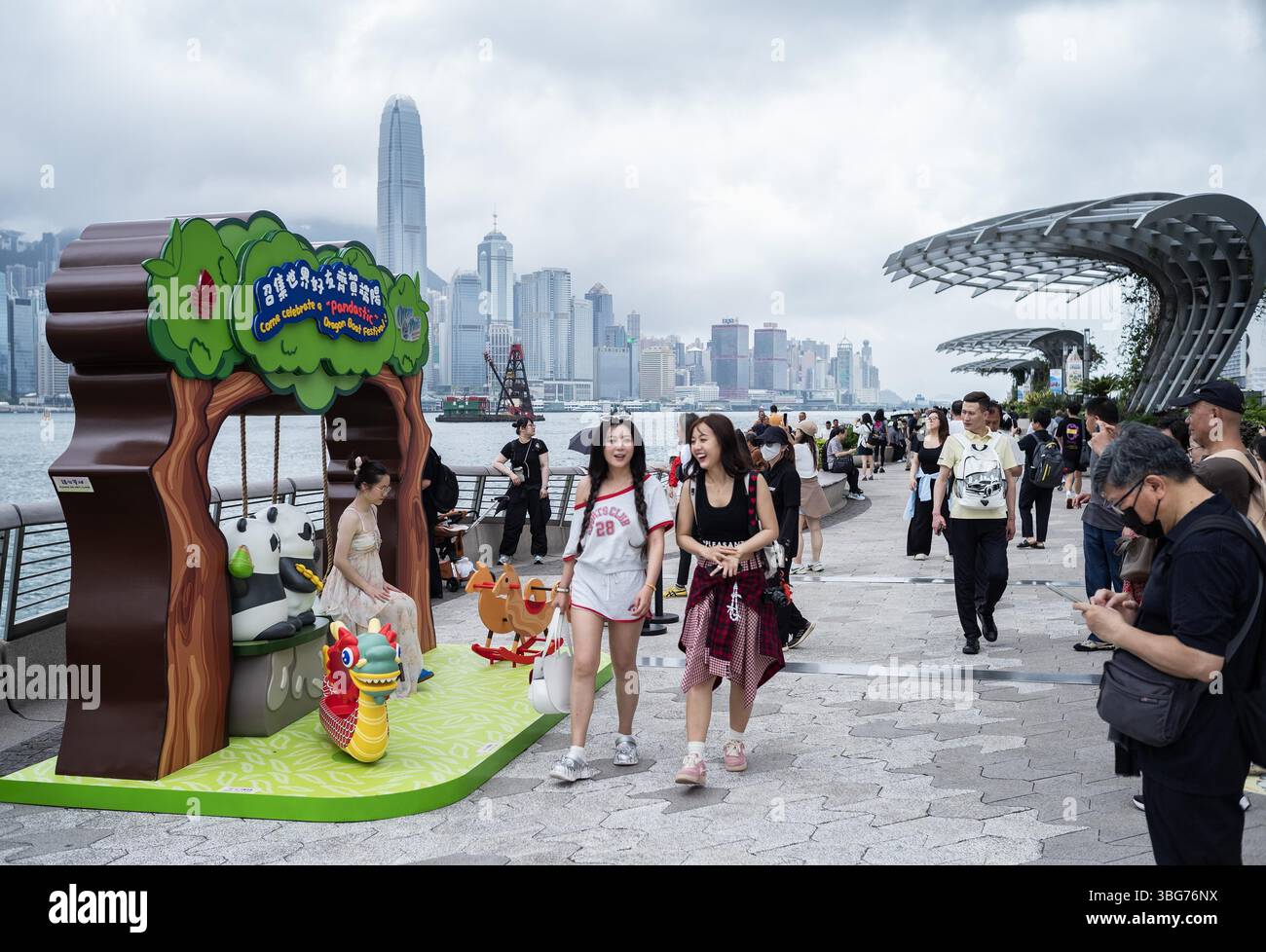 **CHINESE MAINLAND, HONG KONG, MACAU AND TAIWAN OUT** Tourists stroll ...