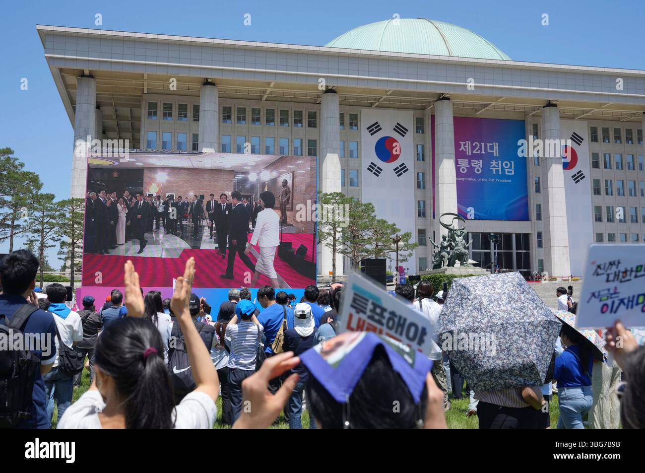 Citizens gathered in front of the National Assembly Building watch ...