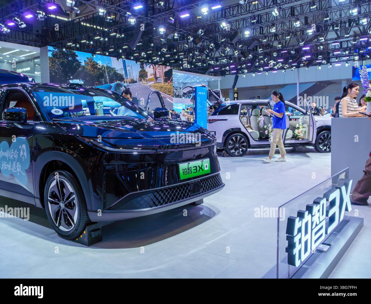 People visit the 2025 Guangdong-Hong Kong-Macao Greater Bay Area Auto ...