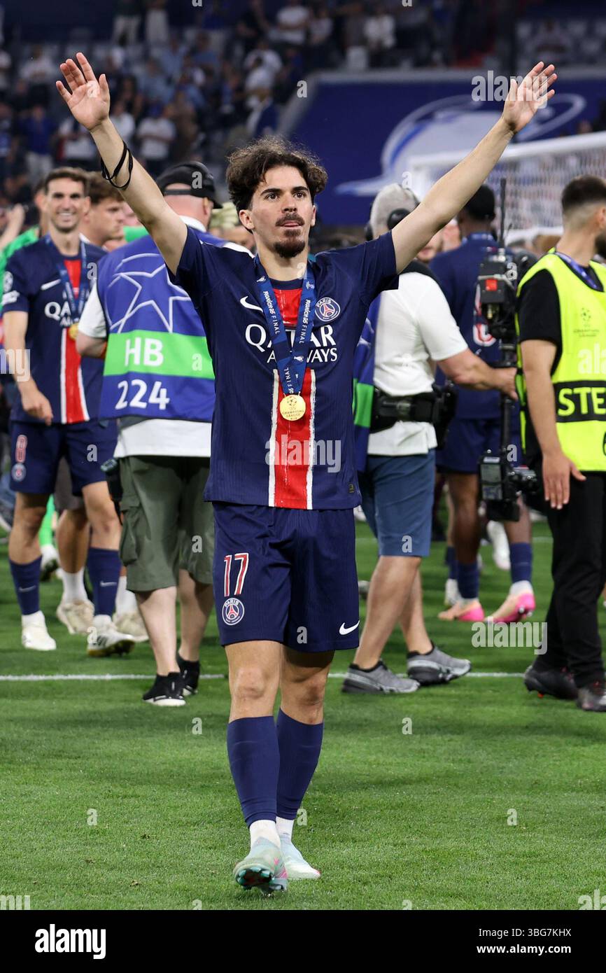 Vitinha Machado of Paris Saint-Germain Fc celebrates at the end of the ...