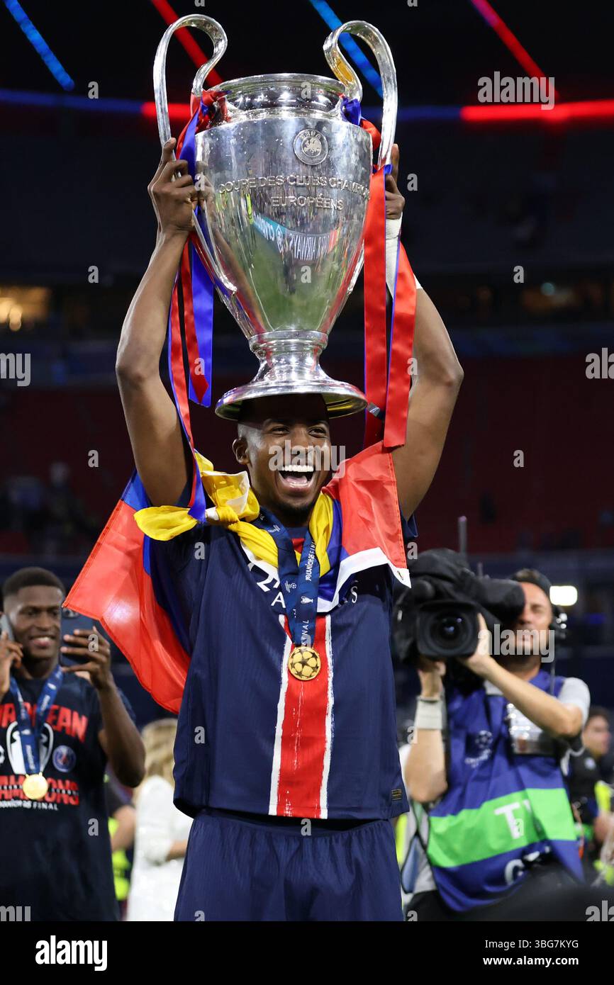 Willian Pacho of Paris Saint-Germain Fc celebrates winning the Uefa ...