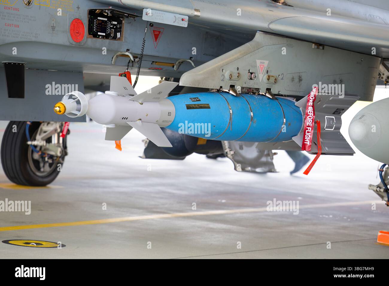 04 June 2025, North Rhine-Westphalia, Nörvenich: A training bomb hangs ...