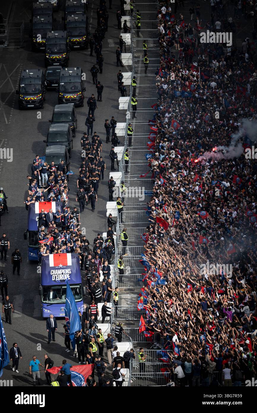Paris, France. 01st June, 2025. Paris Saint-Germain's supporters wave ...