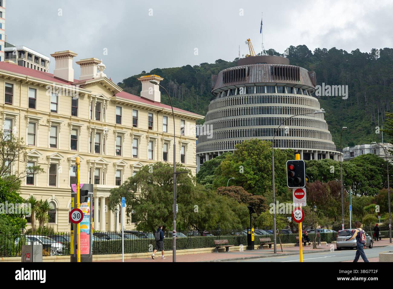 The Beehive is the Executive Wing of New Zealand Parliament Buildings ...