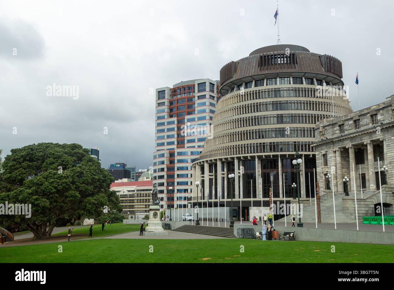 The Beehive is the Executive Wing of New Zealand Parliament Buildings ...
