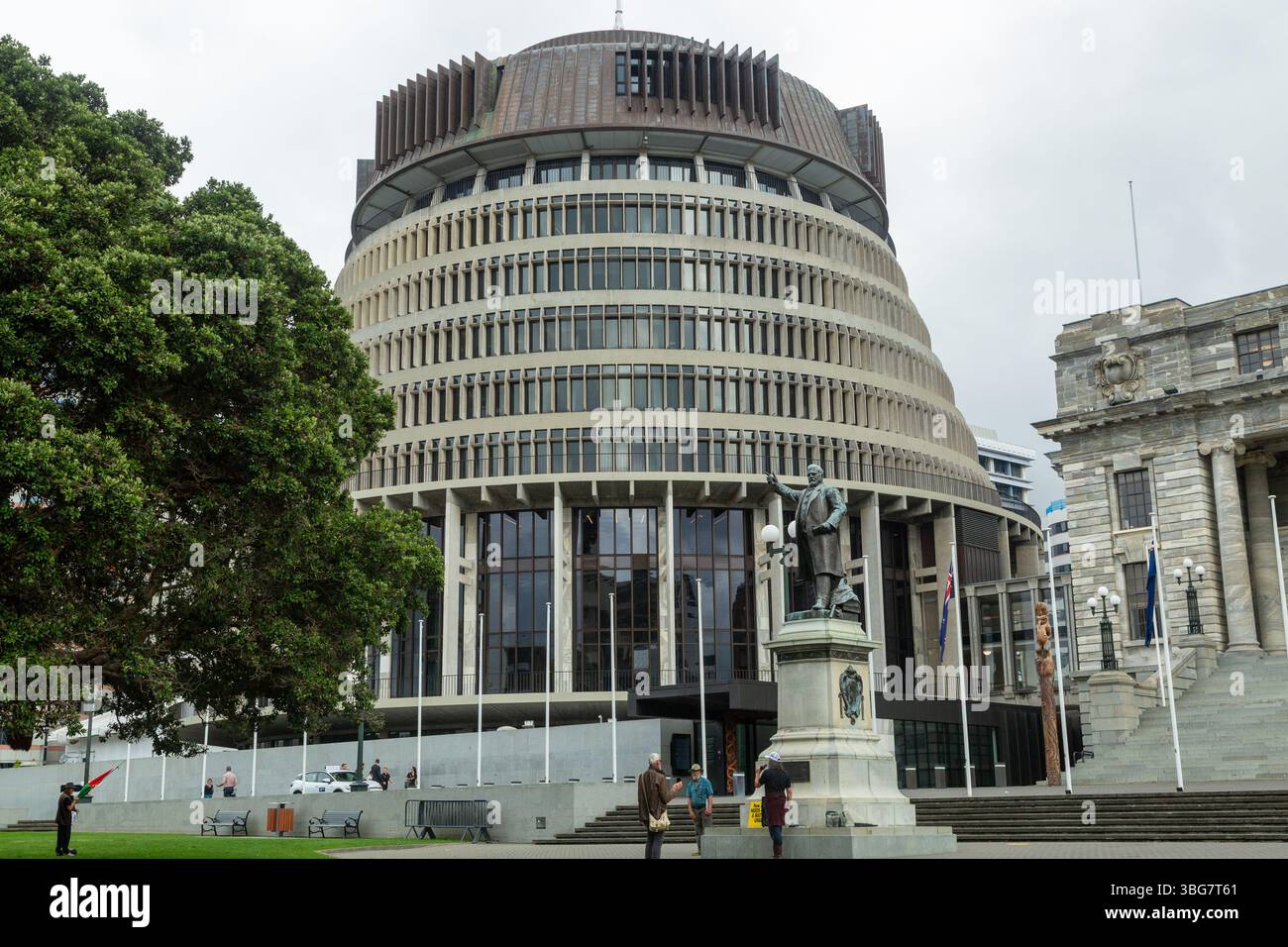 The Beehive is the Executive Wing of New Zealand Parliament Buildings ...