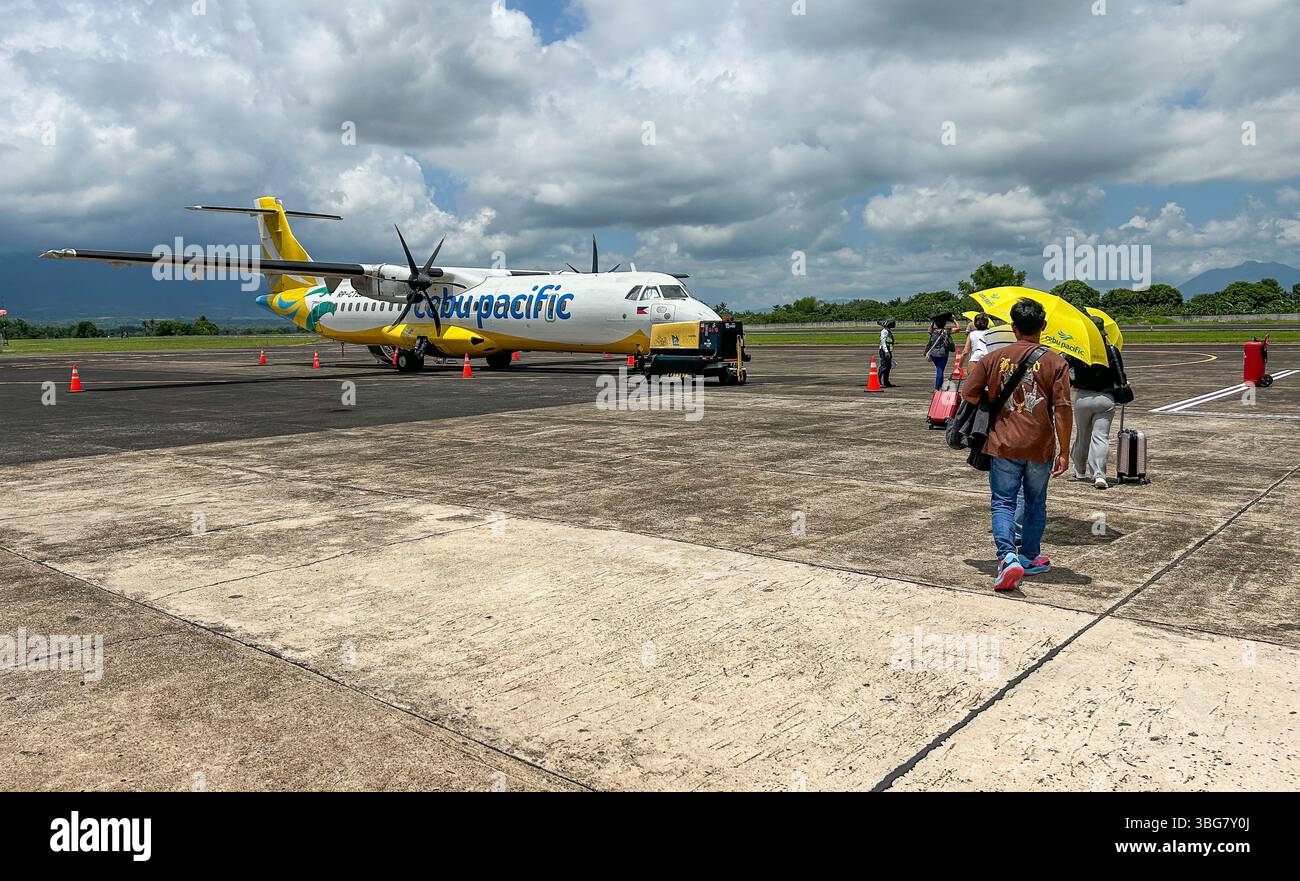 The twin-engine turboprop ATR 72-600 operated by Cebgo for Philippine ...