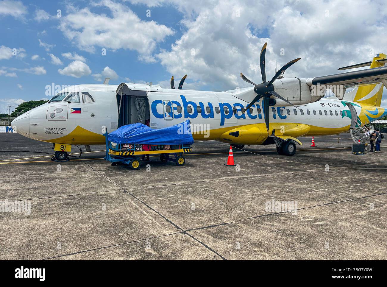 The twin-engine turboprop ATR 72-600 operated by Cebgo for Philippine ...