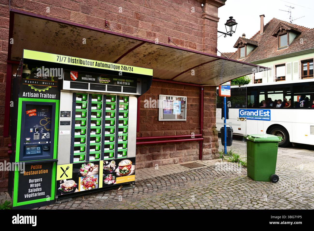 Take away food vending machine Stock Photo - Alamy