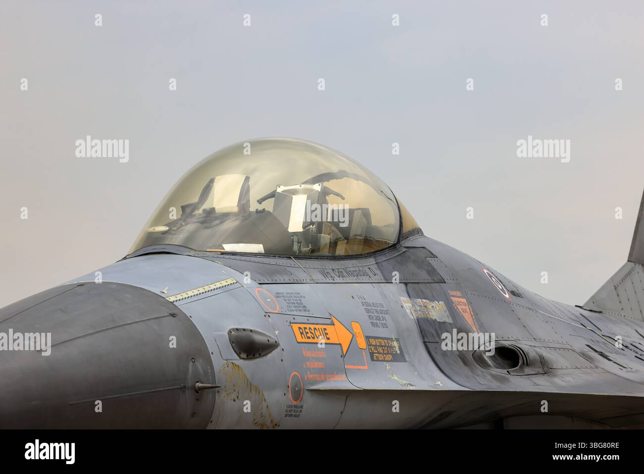 Side view f16 fighter aircraft hi-res stock photography and images - Alamy