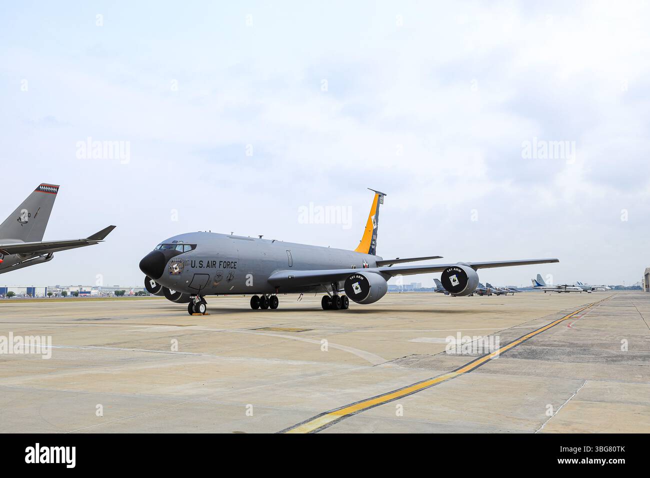 Aerial refueling hi-res stock photography and images - Alamy