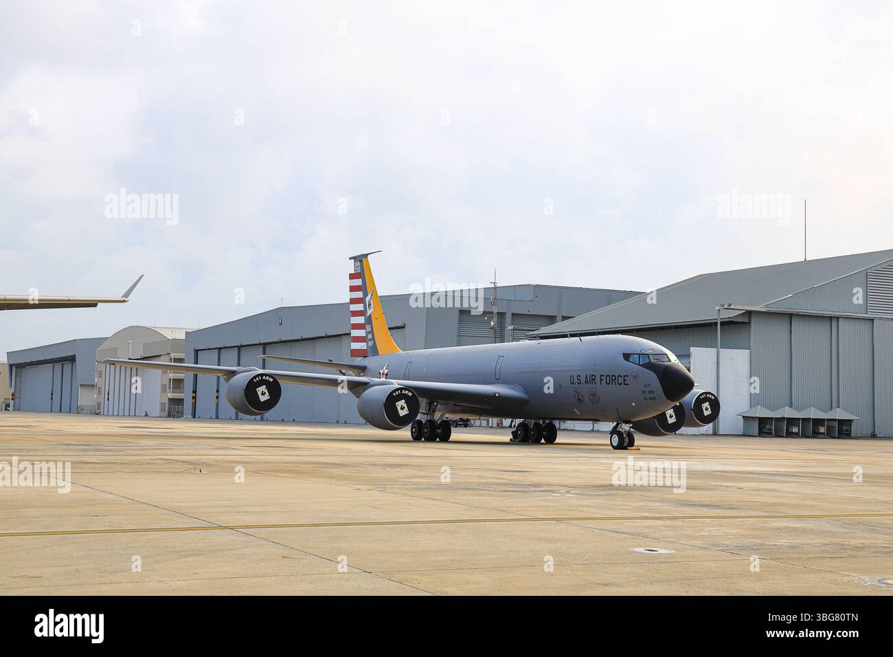 Aerial refueling hi-res stock photography and images - Alamy