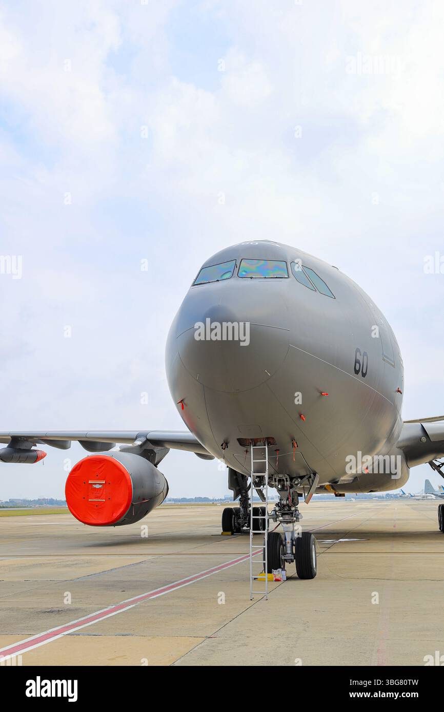 Aerial refueling hi-res stock photography and images - Alamy