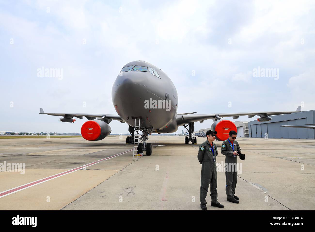 Aerial refueling hi-res stock photography and images - Alamy
