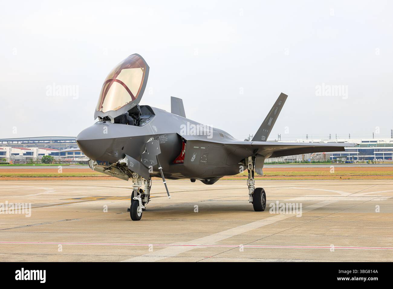Lockheed Martin F35 Lightning II Multirole strike fighter at airshow in ...