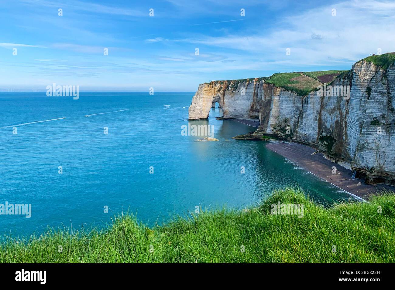 View of the famous rock arch at the cliff of Étretat,Normandy, France ...