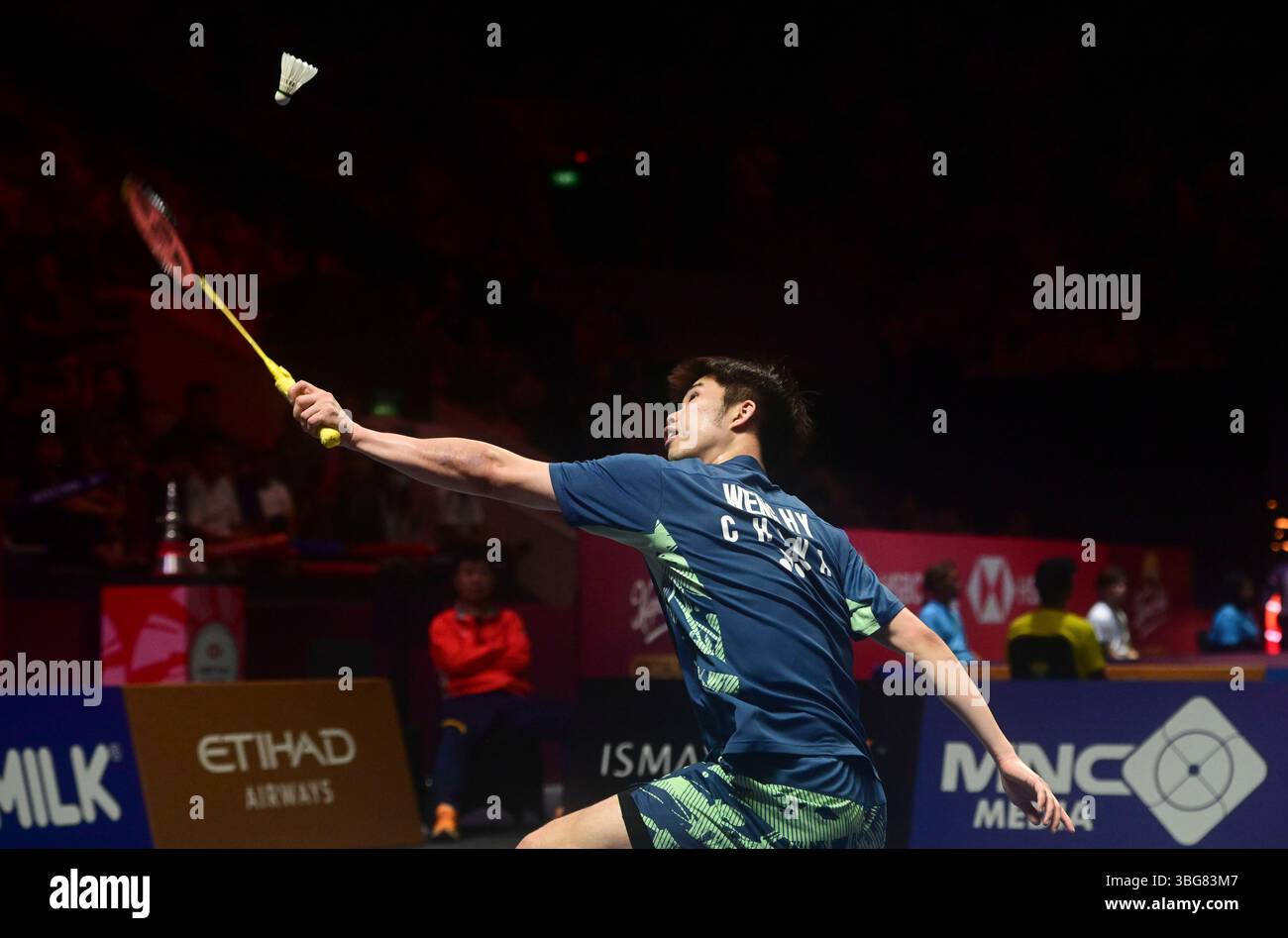 (250604) -- JAKARTA, June 4, 2025 (Xinhua) -- Weng Hongyang hits a ...