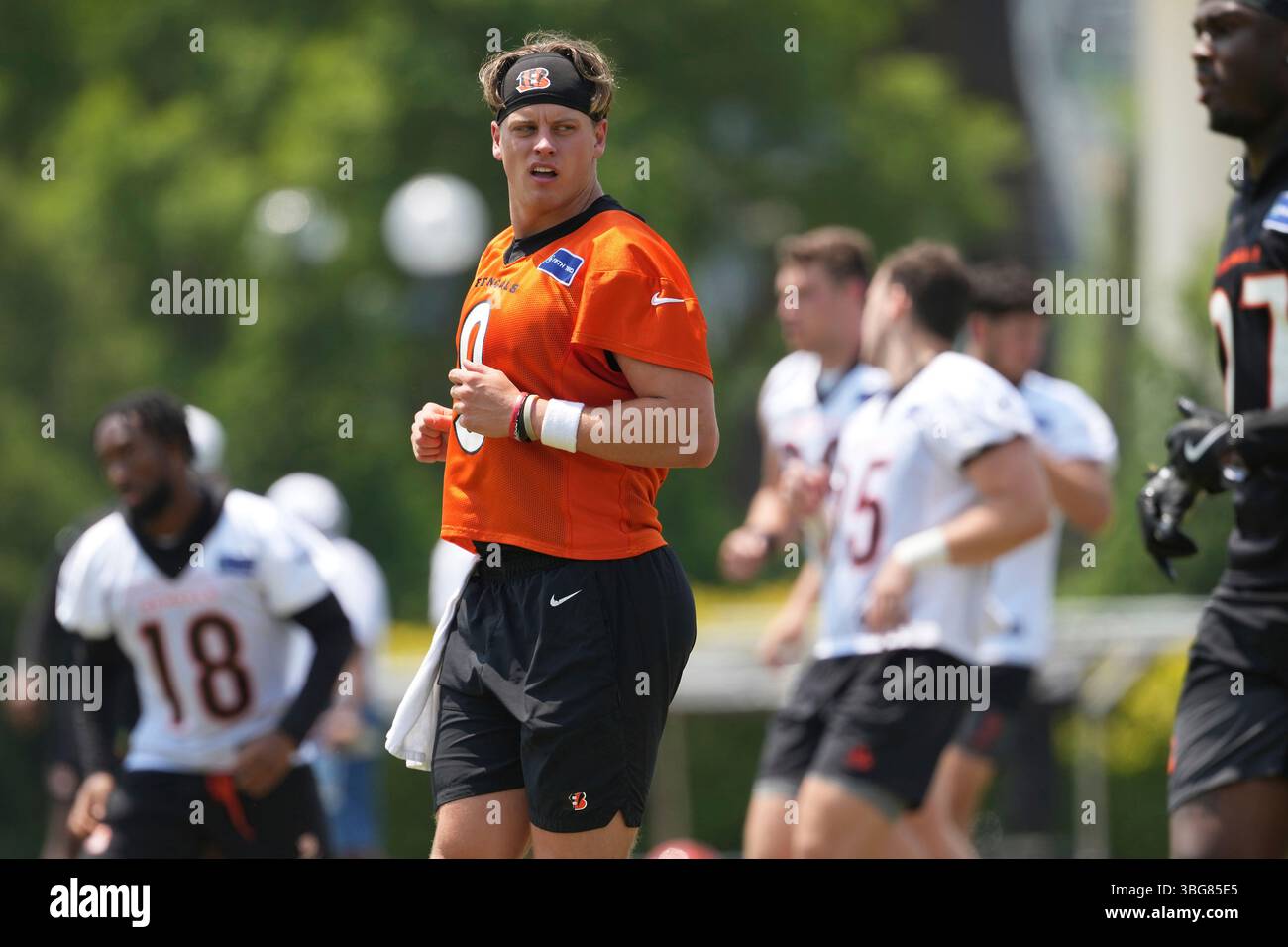 Cincinnati Bengals quarterback Joe Burrow (9) warms up before NFL ...