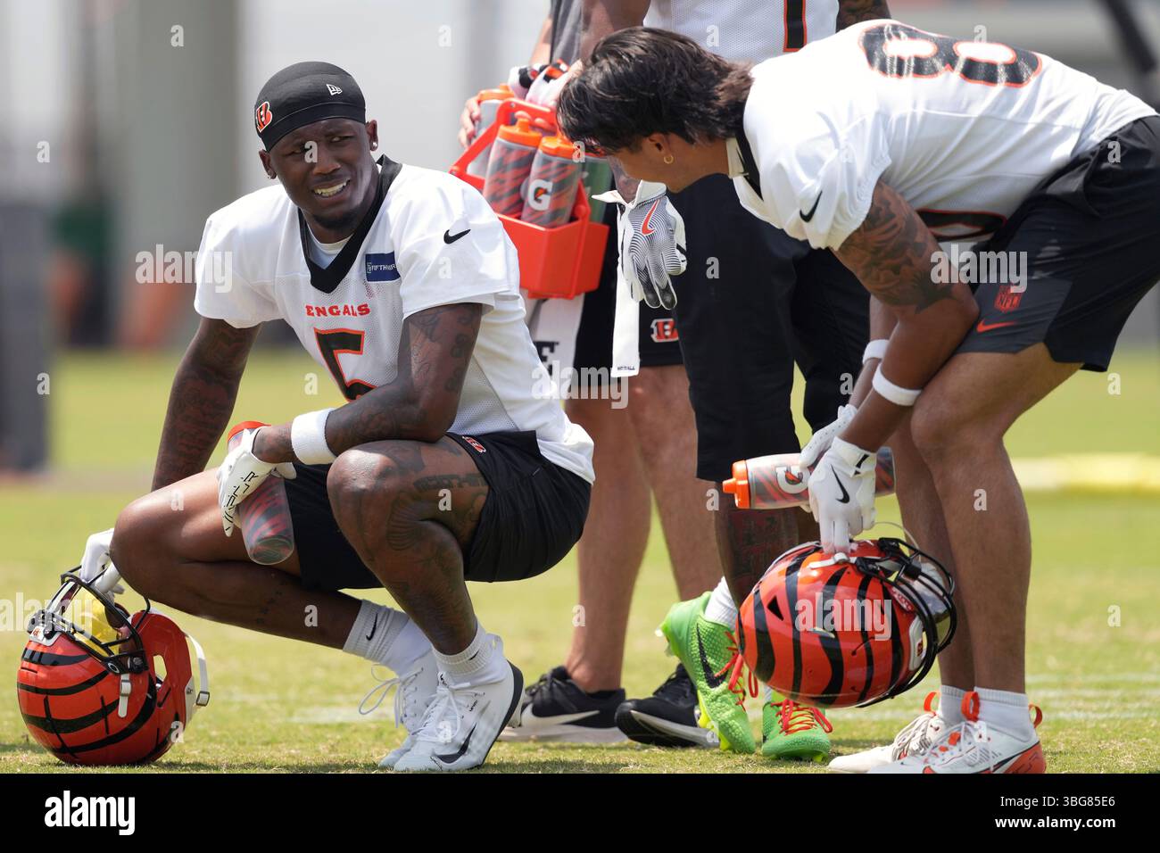 Cincinnati Bengals' Tee Higgins, left, talks with Cincinnati Bengals ...