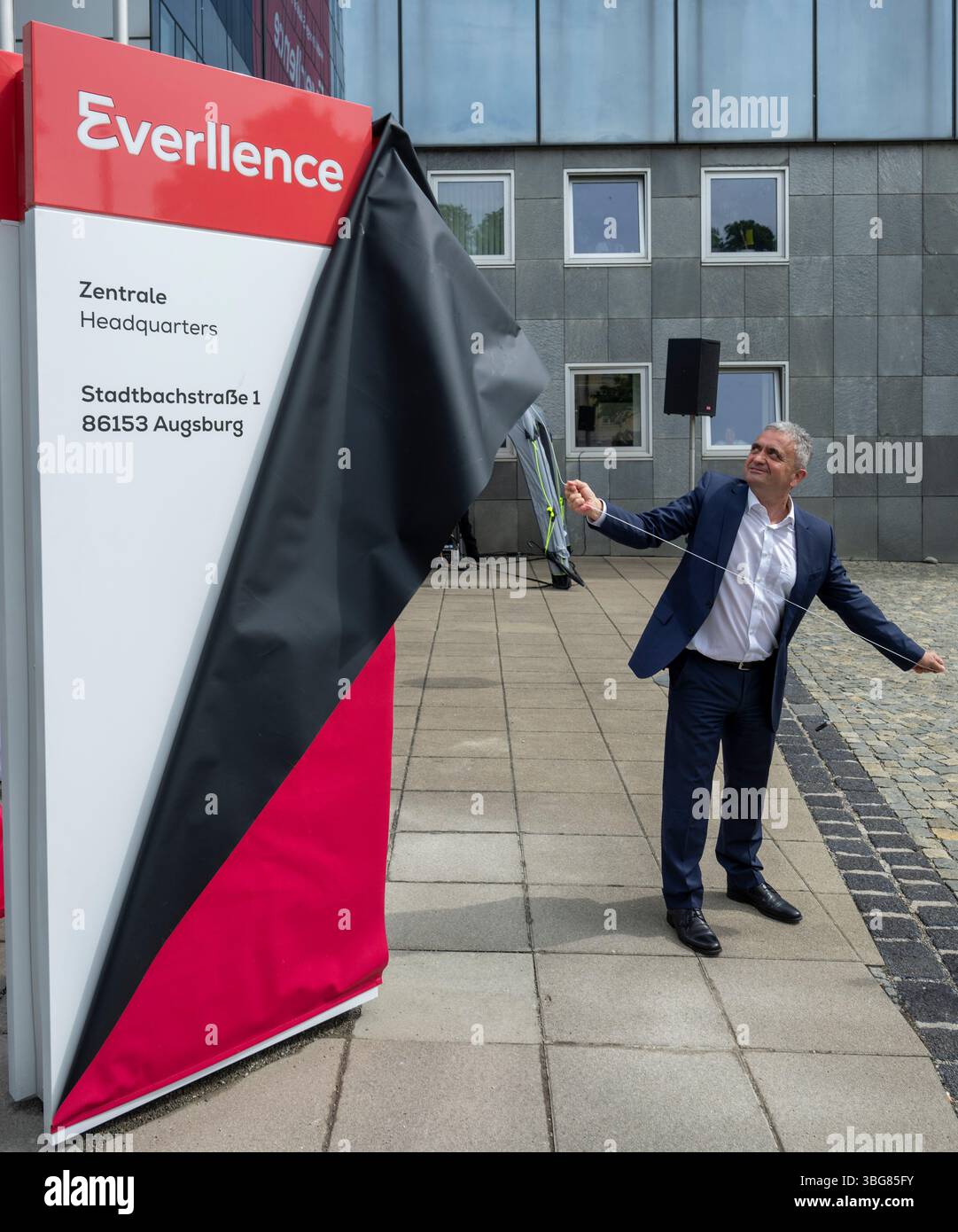 04 June 2025, Bavaria, Augsburg: CEO Uwe Lauber presents the ...