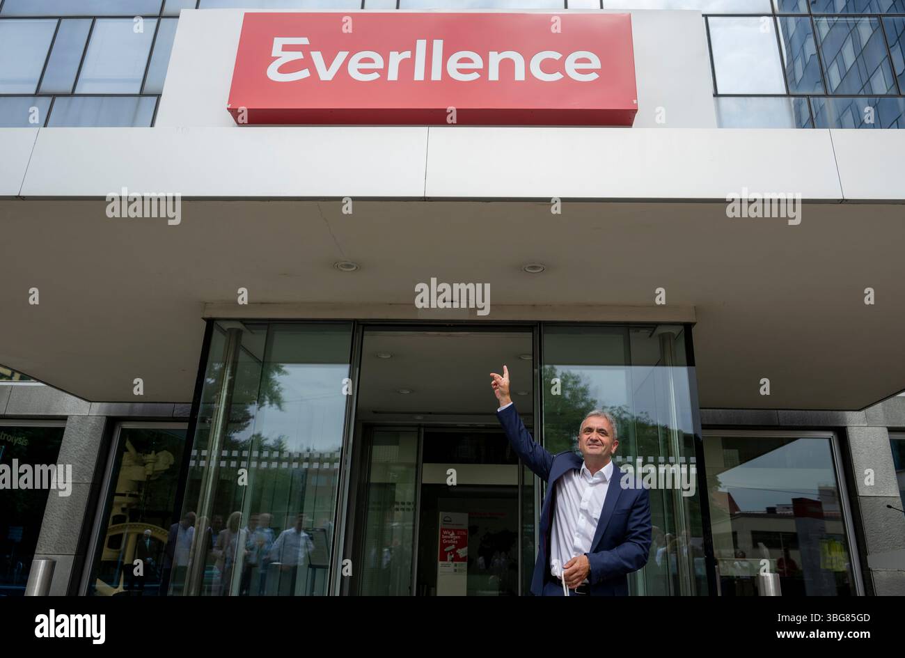 04 June 2025, Bavaria, Augsburg: CEO Uwe Lauber presents the ...