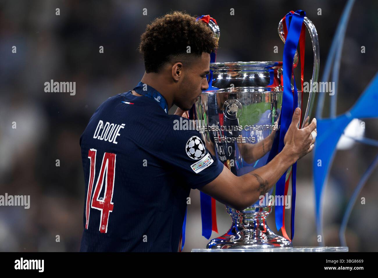 Desire Doue of Paris Saint-Germain FC celebrates with the trophy during ...
