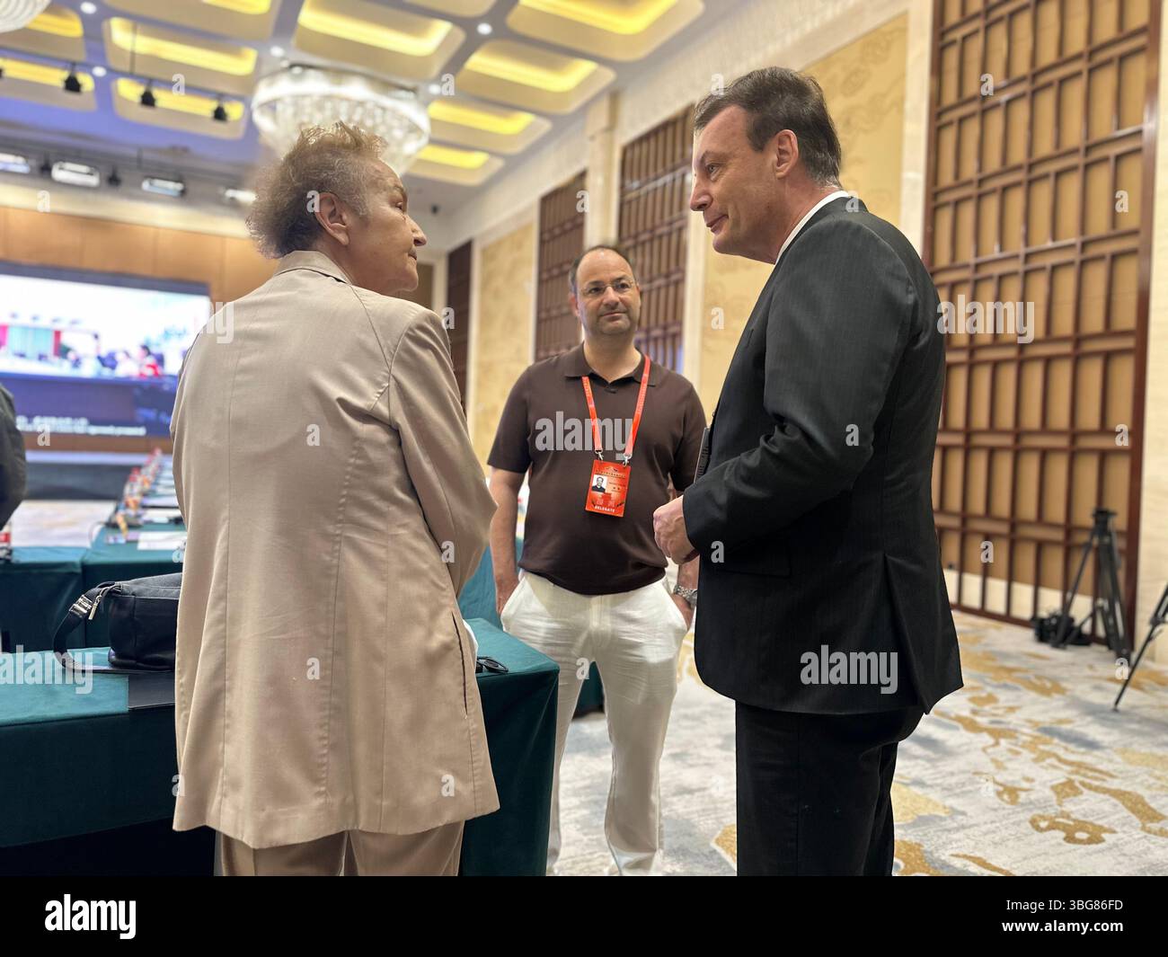 (250604) -- LANZHOU, June 4, 2025 (Xinhua) -- German sinologist Martin ...