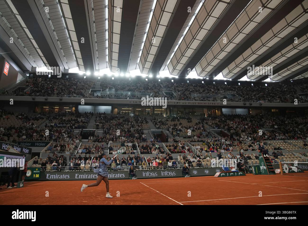The roof of the center court Philippe Chatrier is closed due to the ...