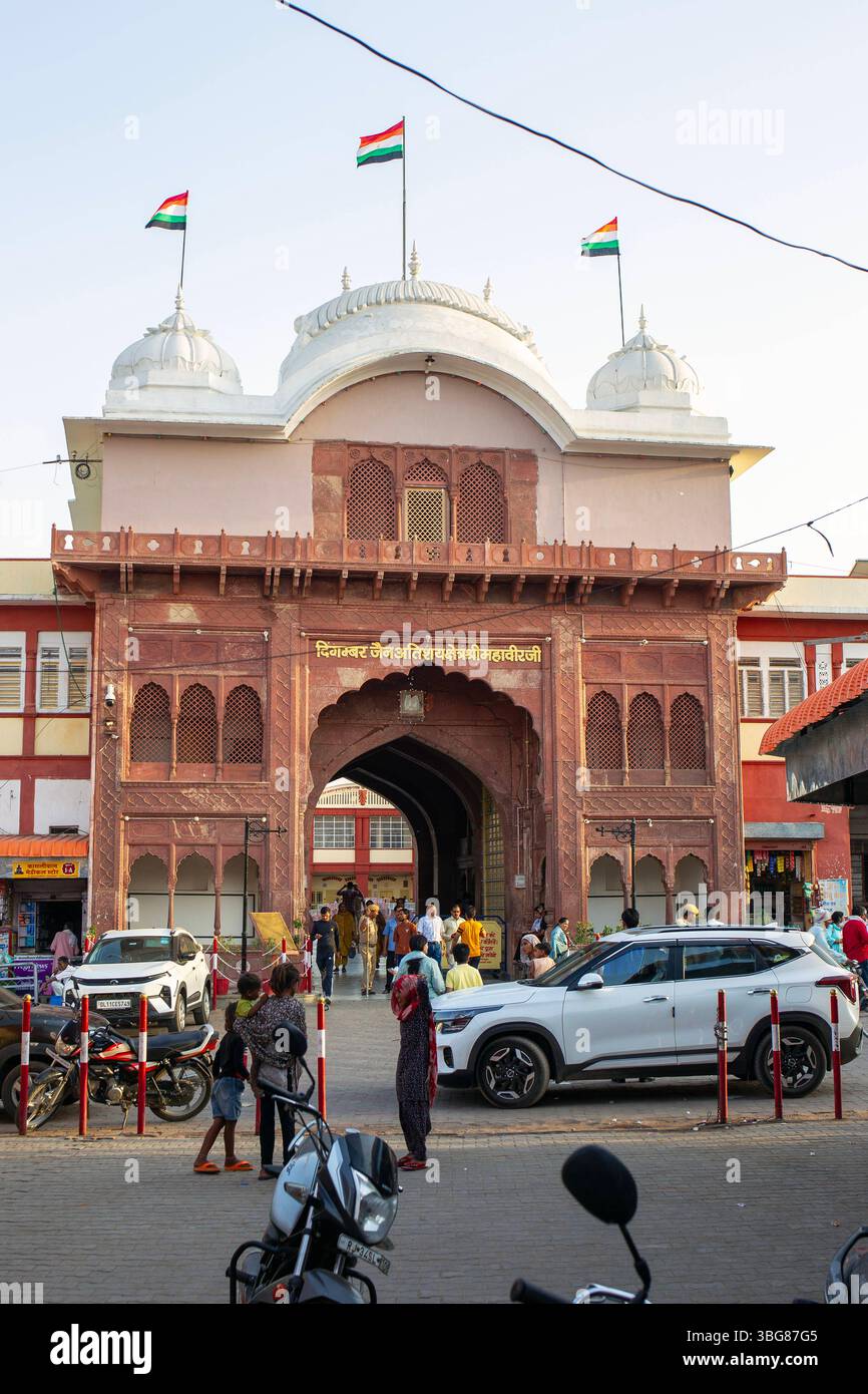 Mahindra, Jain Temple, Cars in India Modern Mahindra car infront of the ...