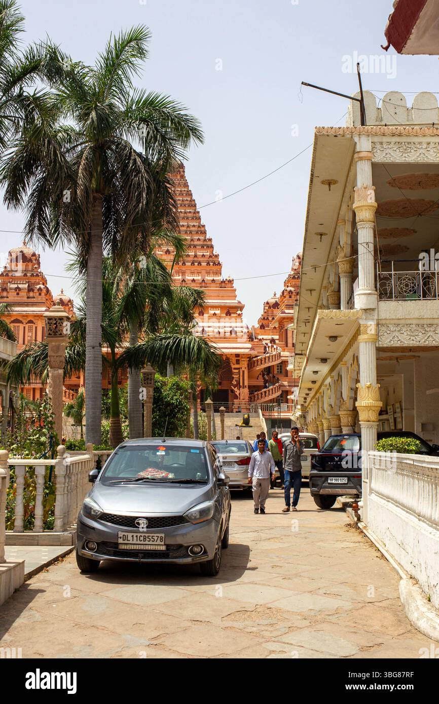 Mahindra, Tata, Hindu Temple, Cars in India Modern Tata and Mahindra ...