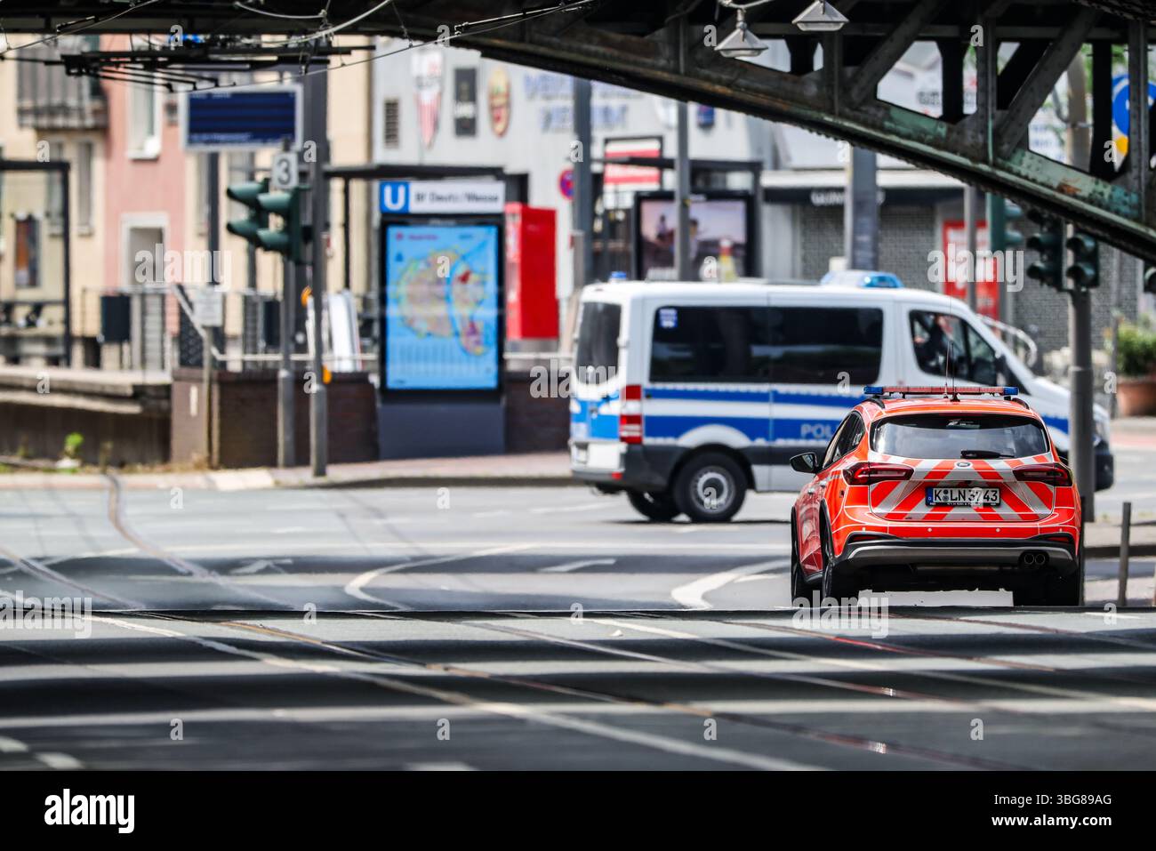 04 June 2025, North Rhine-Westphalia, Cologne: Police and fire ...