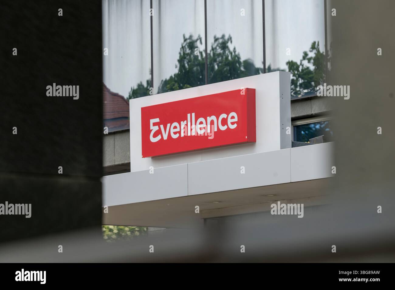 04 June 2025, Bavaria, Augsburg: The name "Everllence" will be displayed at the company ...