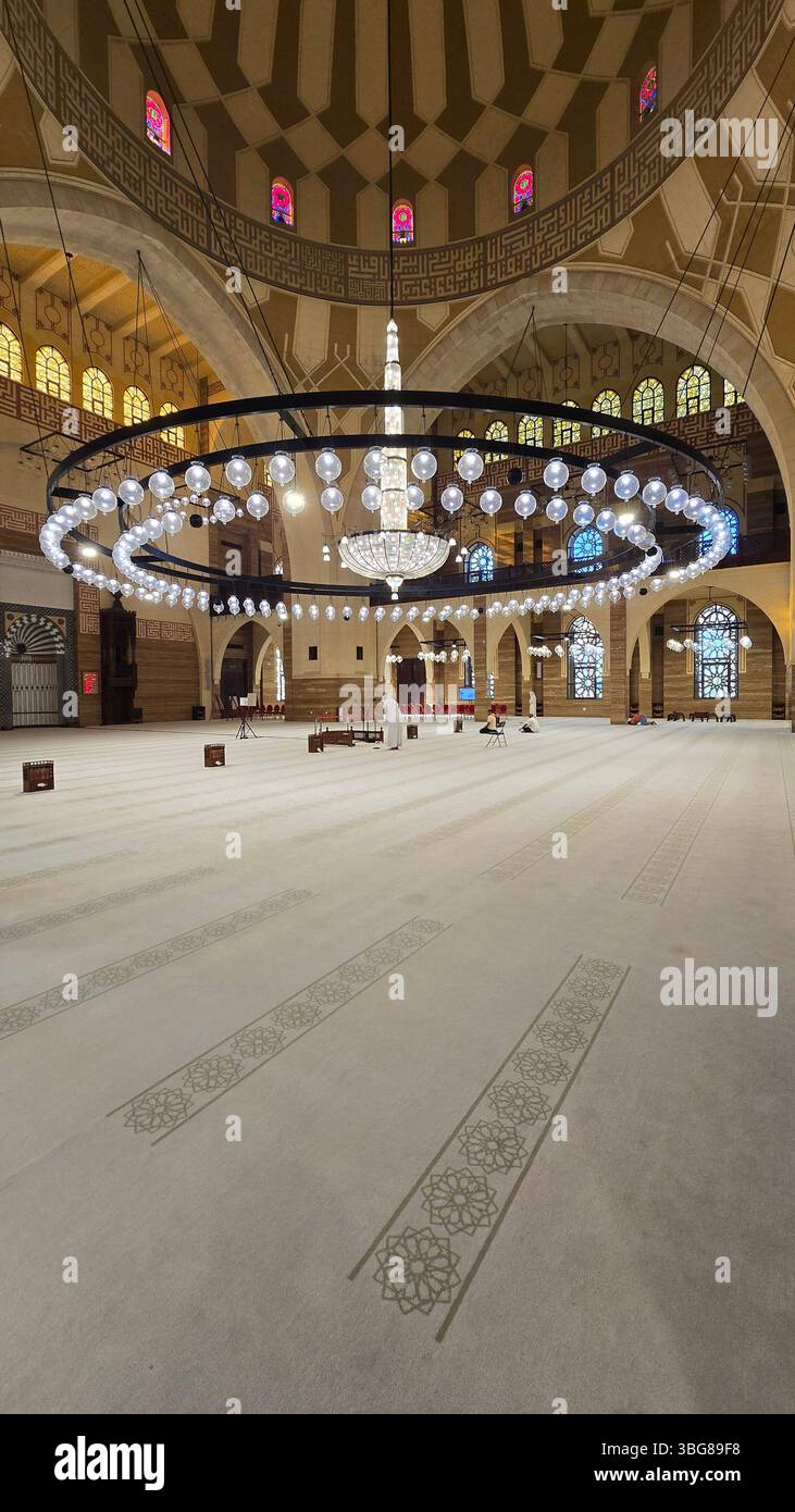 The impressive interior of the Al-Fateh Grand Mosque (Ahmed Al-Fateh ...