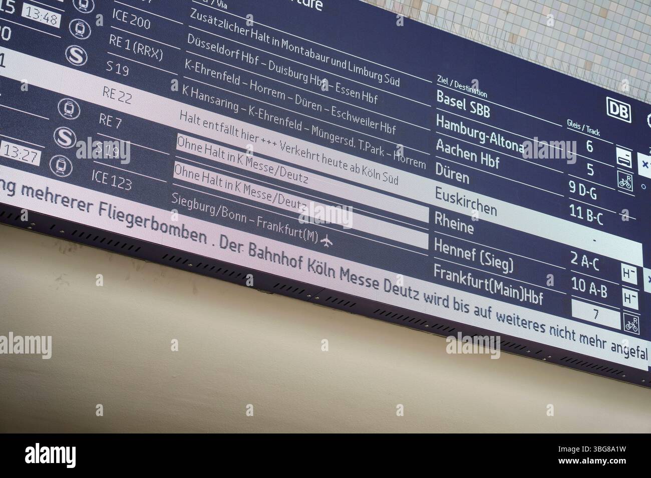 Hinweistafel des Koelner Hauptbahnhof zur Sperrungen der ...