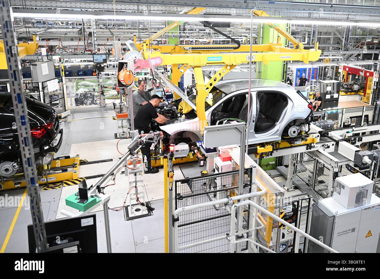 Rastatt, Germany. 04th June, 2025. Mercedes-Benz passenger cars are ...