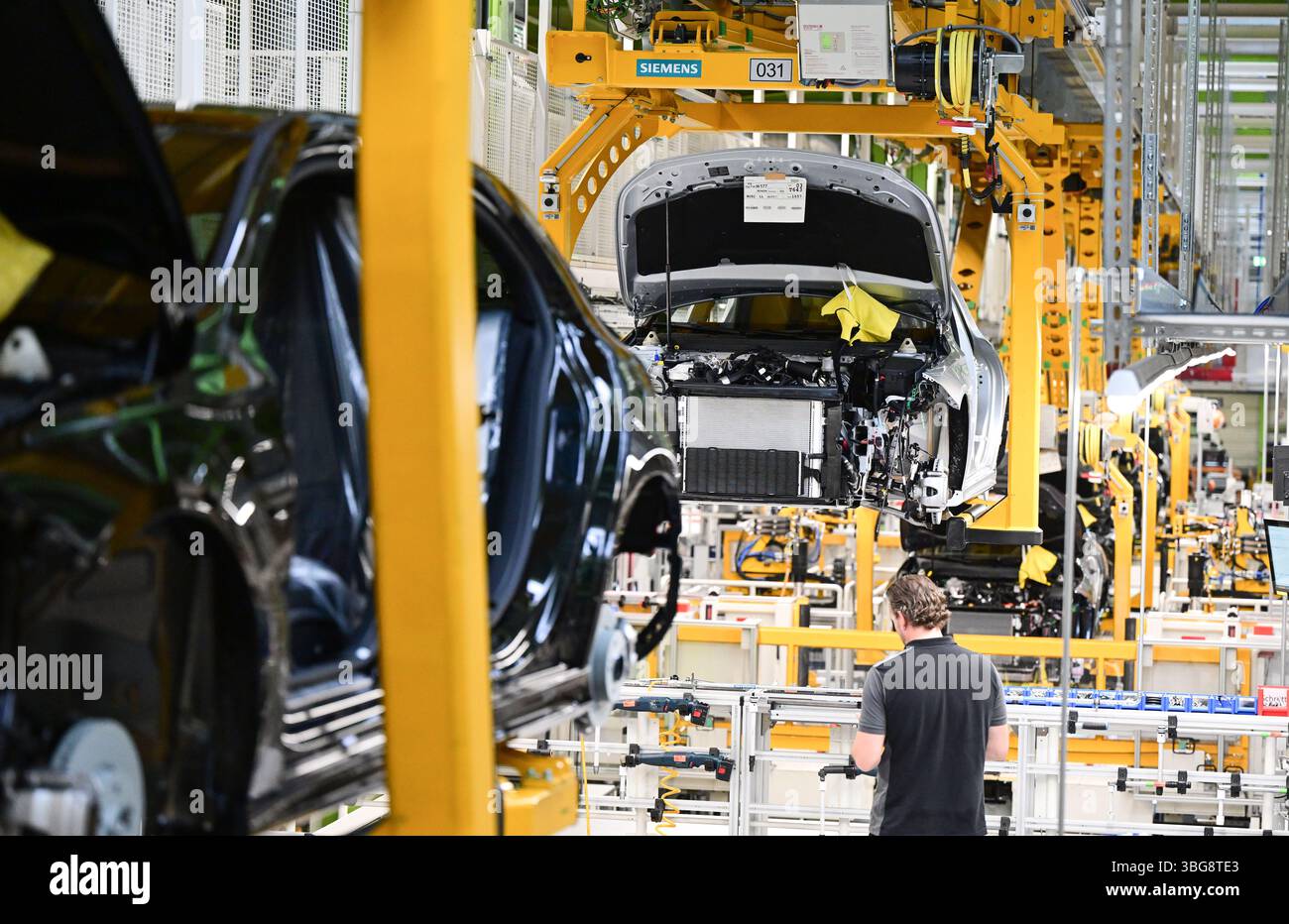 04 June 2025, Baden-Württemberg, Rastatt: Mercedes-Benz passenger cars ...