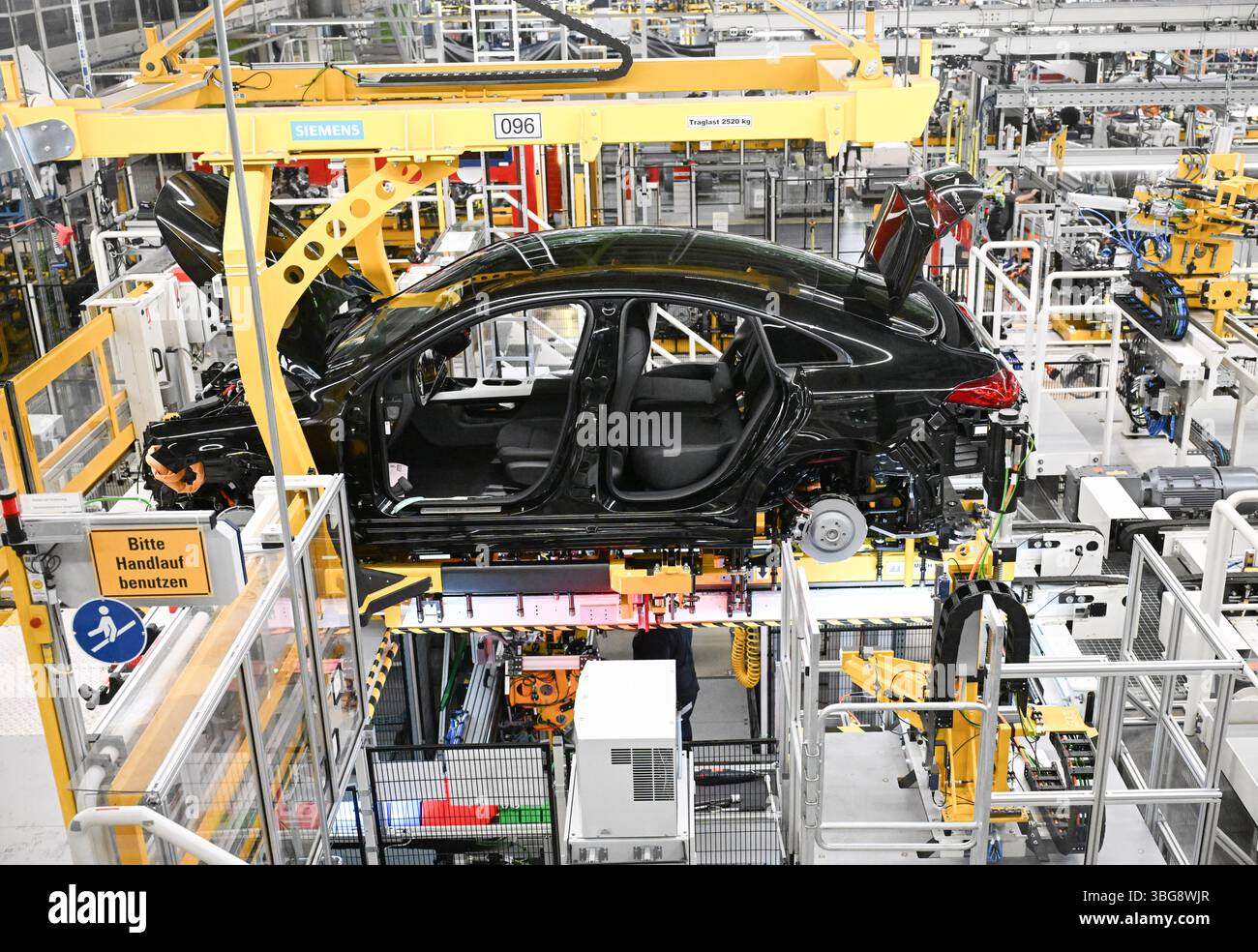 Rastatt, Germany. 04th June, 2025. Mercedes-Benz passenger cars are ...