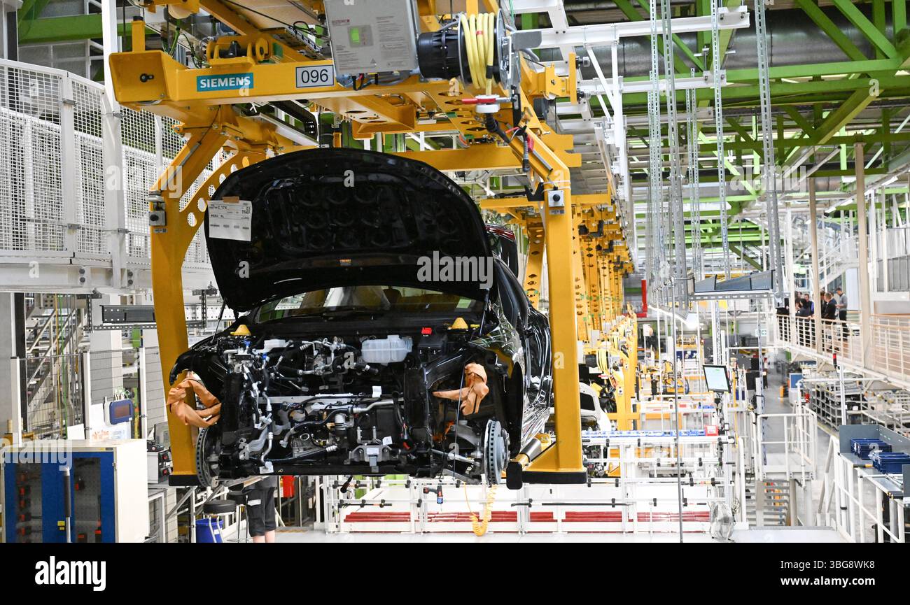 Rastatt, Germany. 04th June, 2025. Mercedes-Benz passenger cars are ...