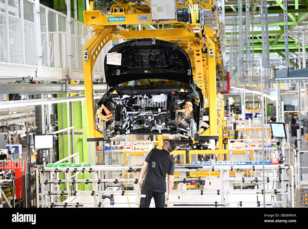 Rastatt, Germany. 04th June, 2025. Mercedes-Benz passenger cars are ...