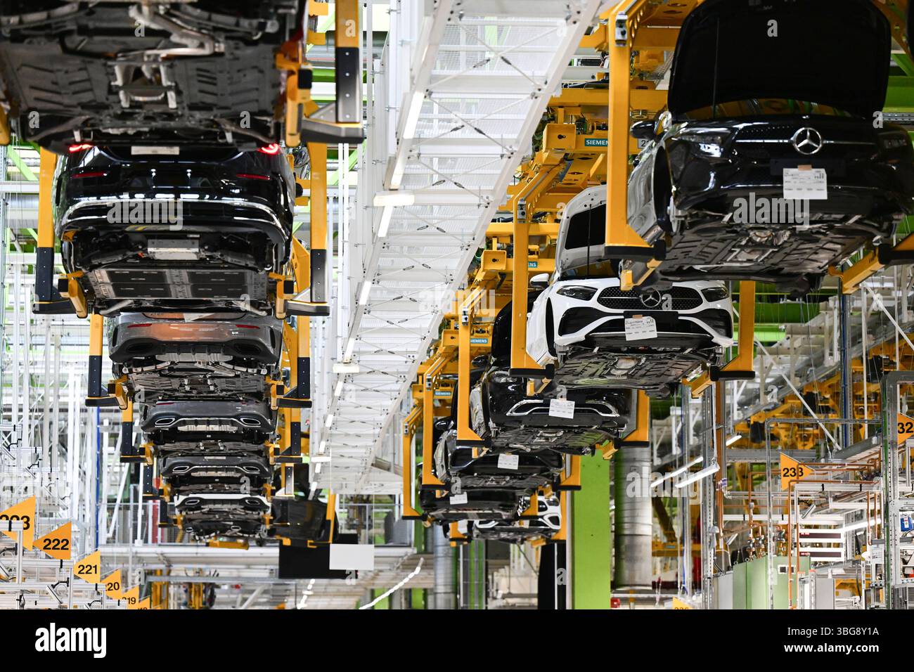 Rastatt, Germany. 04th June, 2025. Mercedes-Benz passenger cars are ...