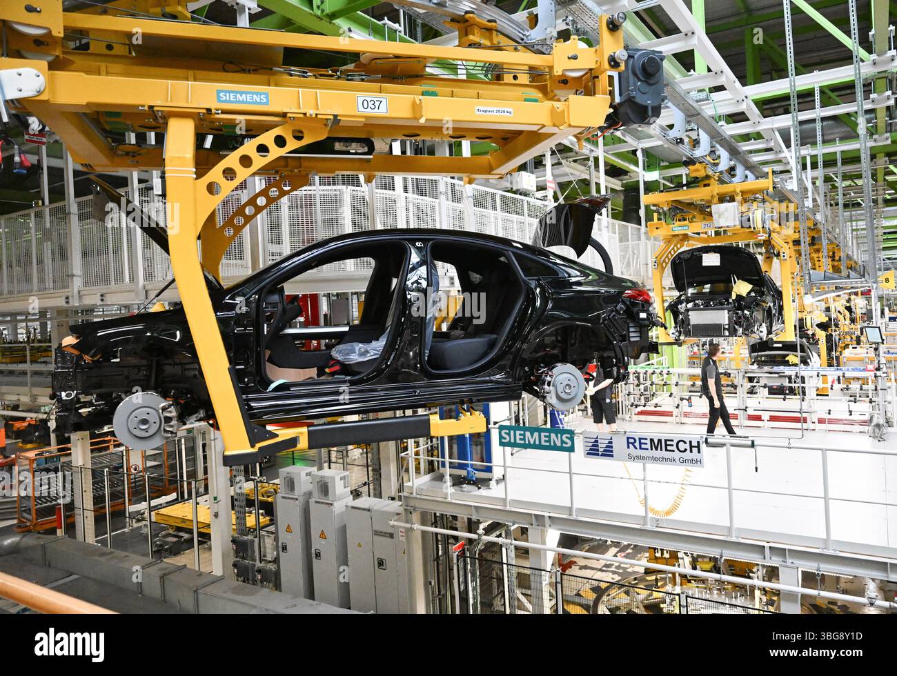 Rastatt, Germany. 04th June, 2025. Mercedes-Benz passenger cars are ...