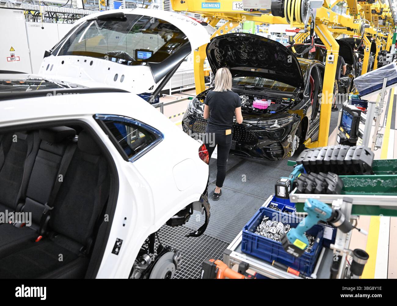 04 June 2025, Baden-Württemberg, Rastatt: Mercedes-Benz passenger cars ...