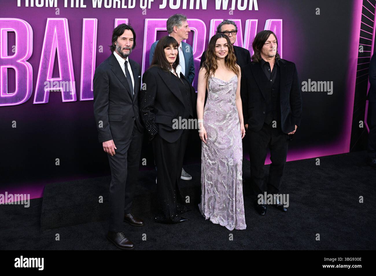 Keanu Reeves, Anjelica Huston, Gabriel Byrne, Ana de Armas, Ian McShane und Norman Reedus beim ...