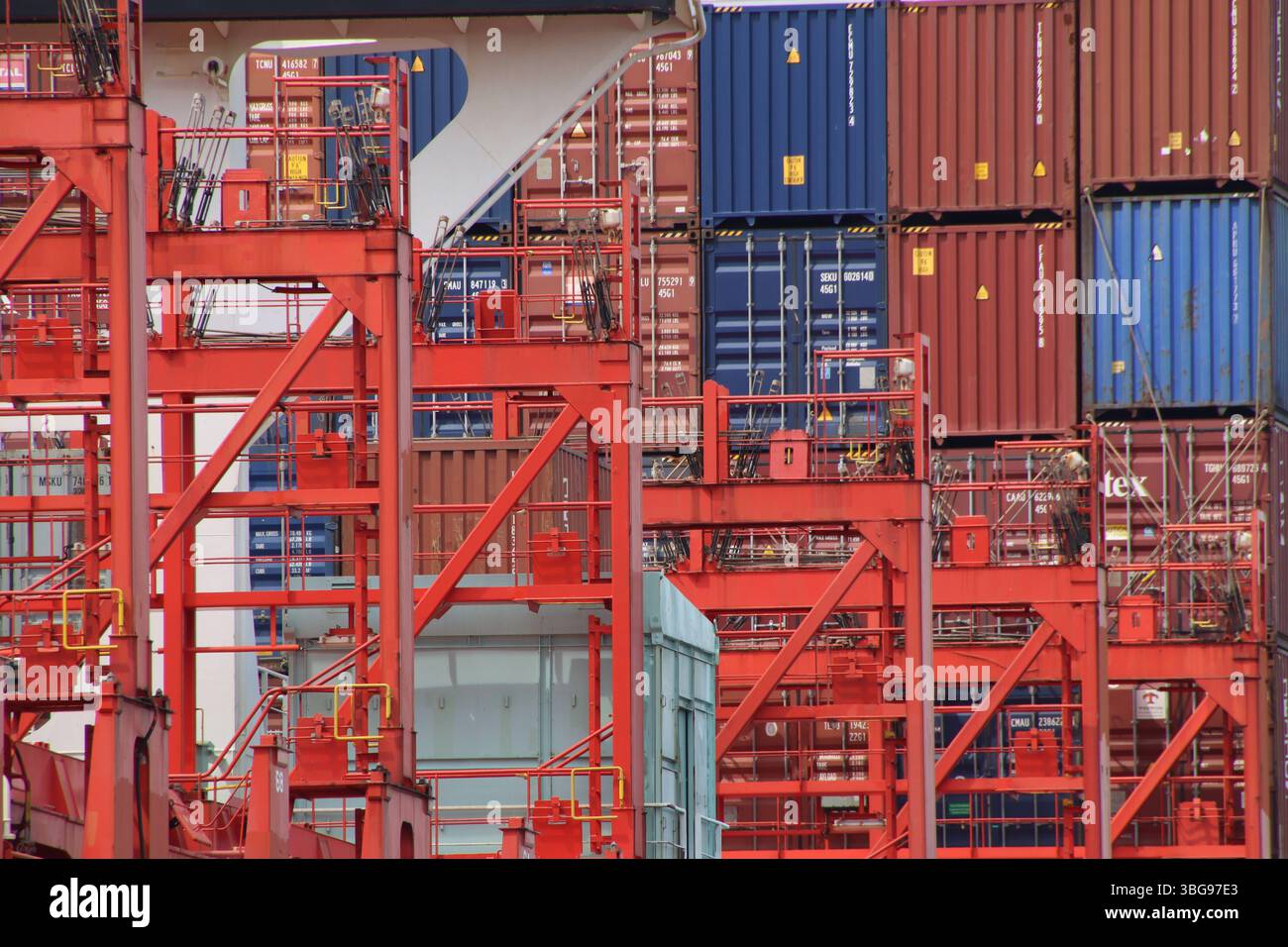 Entladen und Beladen von Containerschiffen im Hamburger Hafen ...