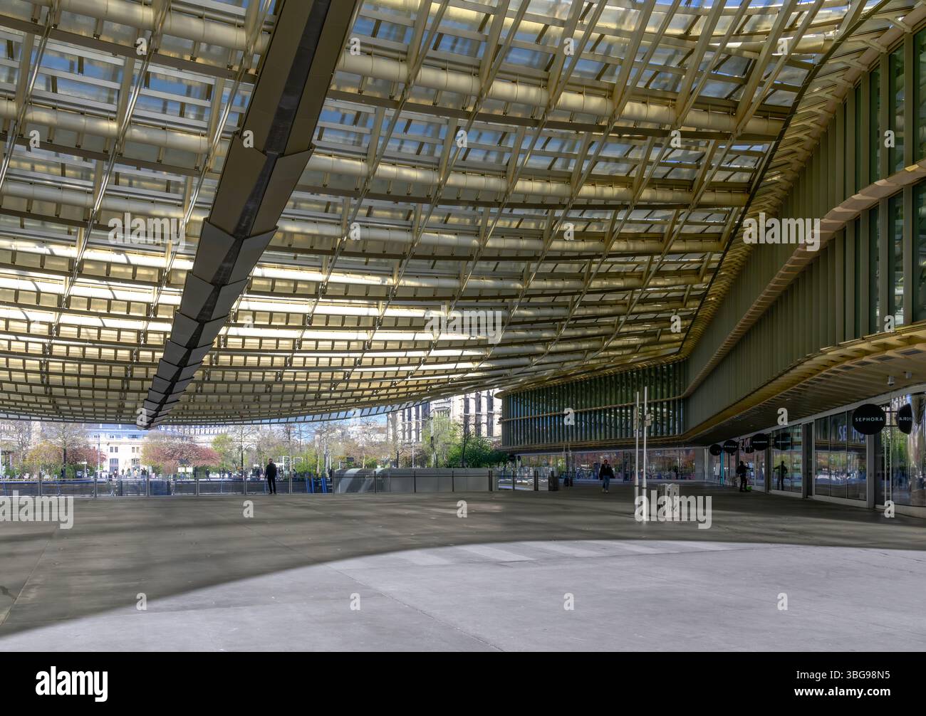 The large undulating glass canopy covers Les Halles shopping centre ...