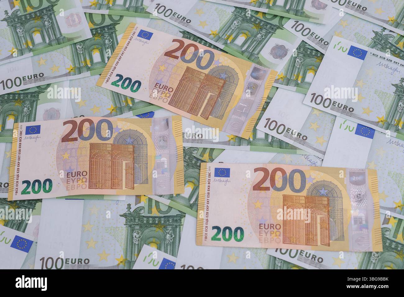 100 und 200 Euro-Scheine *** 100 and 200 Euro notes Stock Photo - Alamy