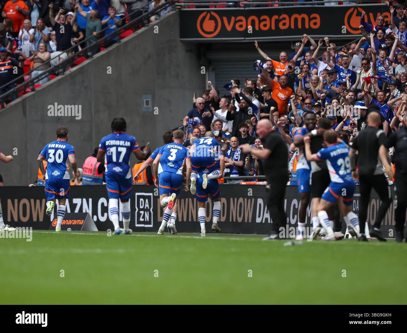 Oldham athletic score hi-res stock photography and images - Alamy